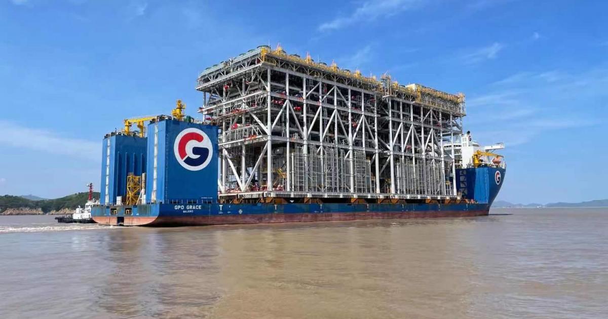 Vestlige lasteskip seiler Den nordlige sjørute med moduler for arktisk ...